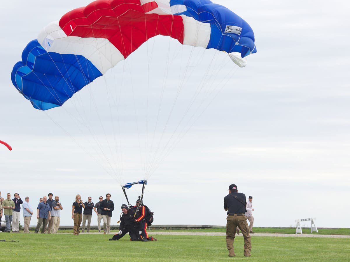 George HW Bush celebrates 90th birthday with parachute jump | The ...
