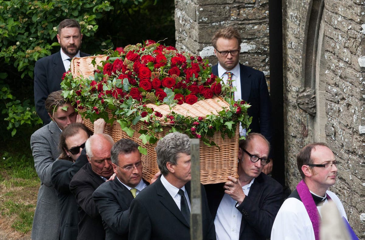 Rik Mayall funeral: Family and friends mourn The Young Ones comedian at ...