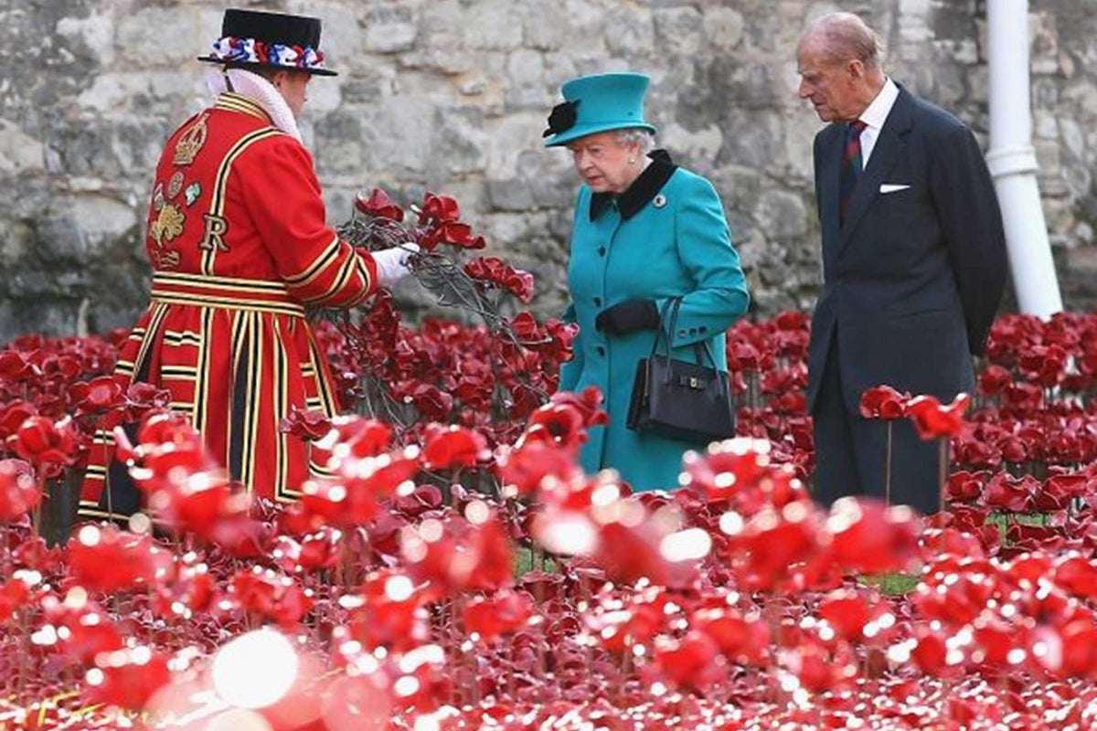 Queen pays tribute to First World War dead in visit to poppy ...