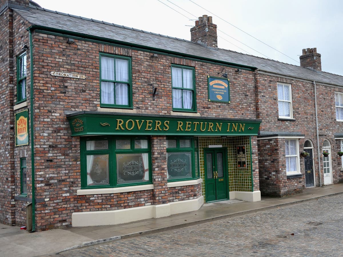 Coronation Street: Mini-bus crash in New Year to leave characters ...