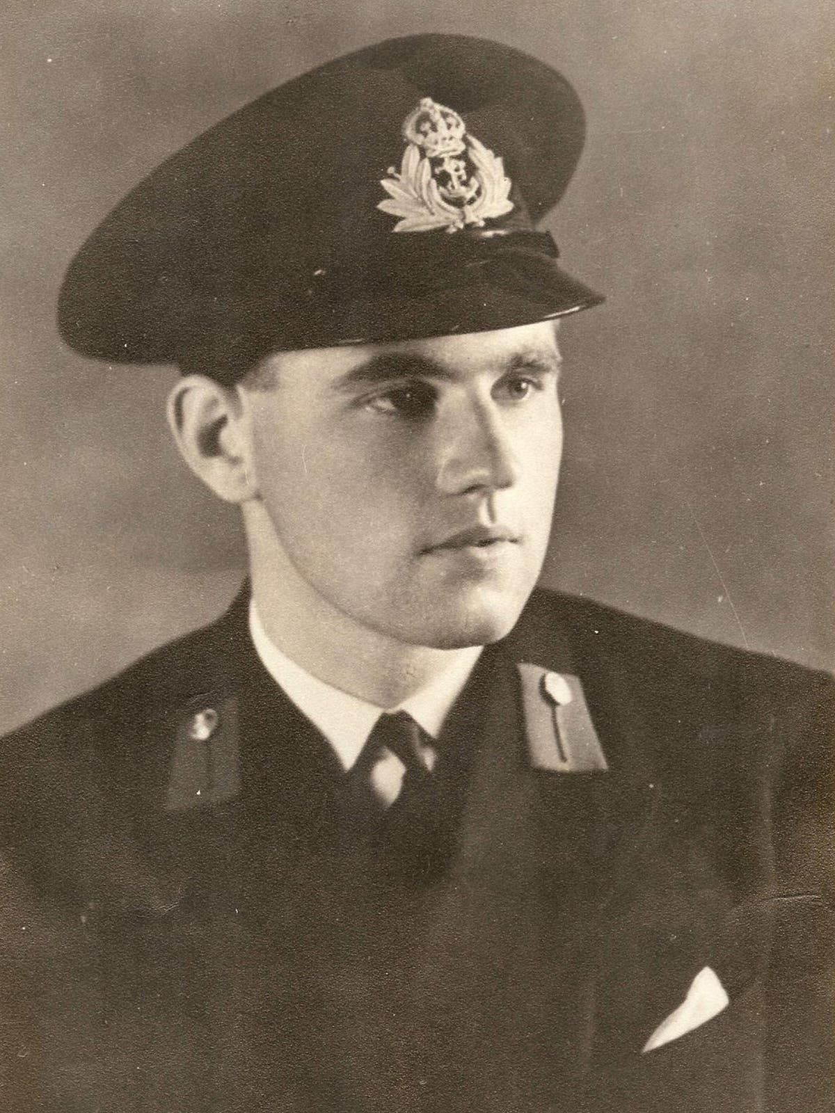 Sub-Lieutenant Robert Aitken: Diver and navigator who narrowly escaped ...