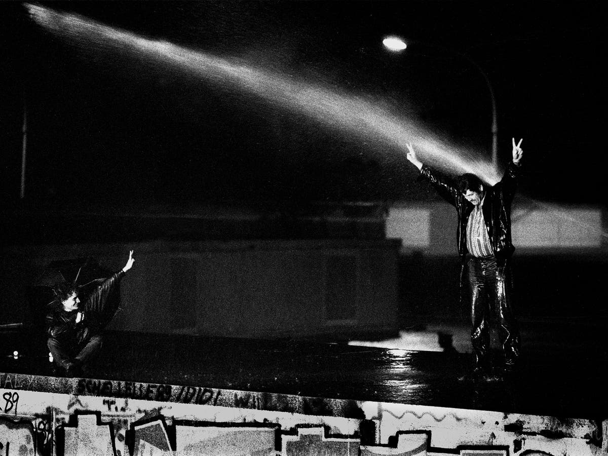 Fall of the Berlin Wall: The guard who opened the gate – and made ...