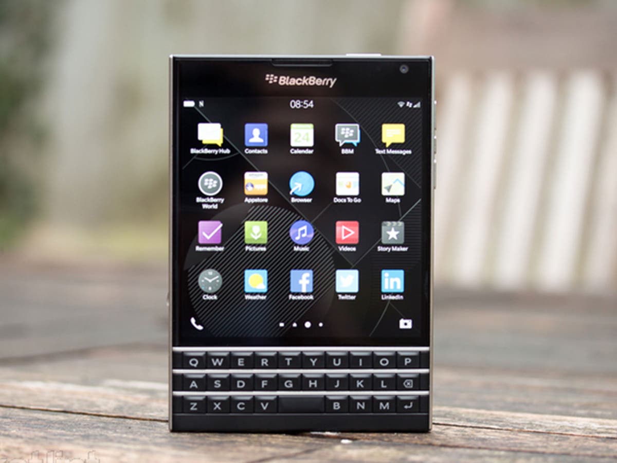 BlackBerry will give $550 to customers who switch from iPhone to a ...