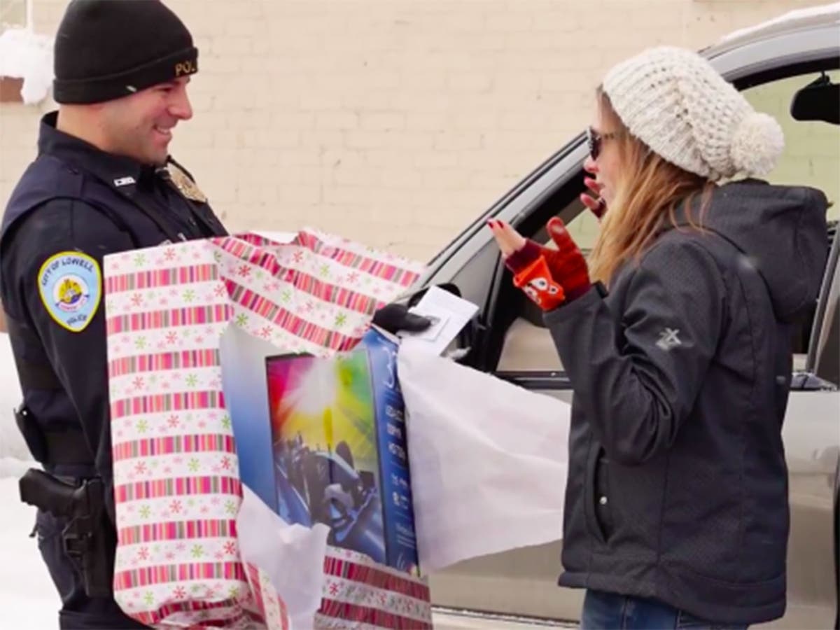 Video that shows US police officers giving drivers presents instead of ...