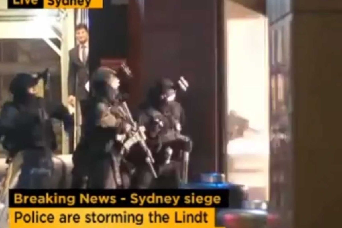 Sydney siege live: Video shows the moment heavily armed police officers ...