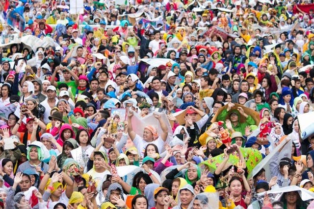 Pope Francis in Philippines: Six million people attend outdoor Mass ...