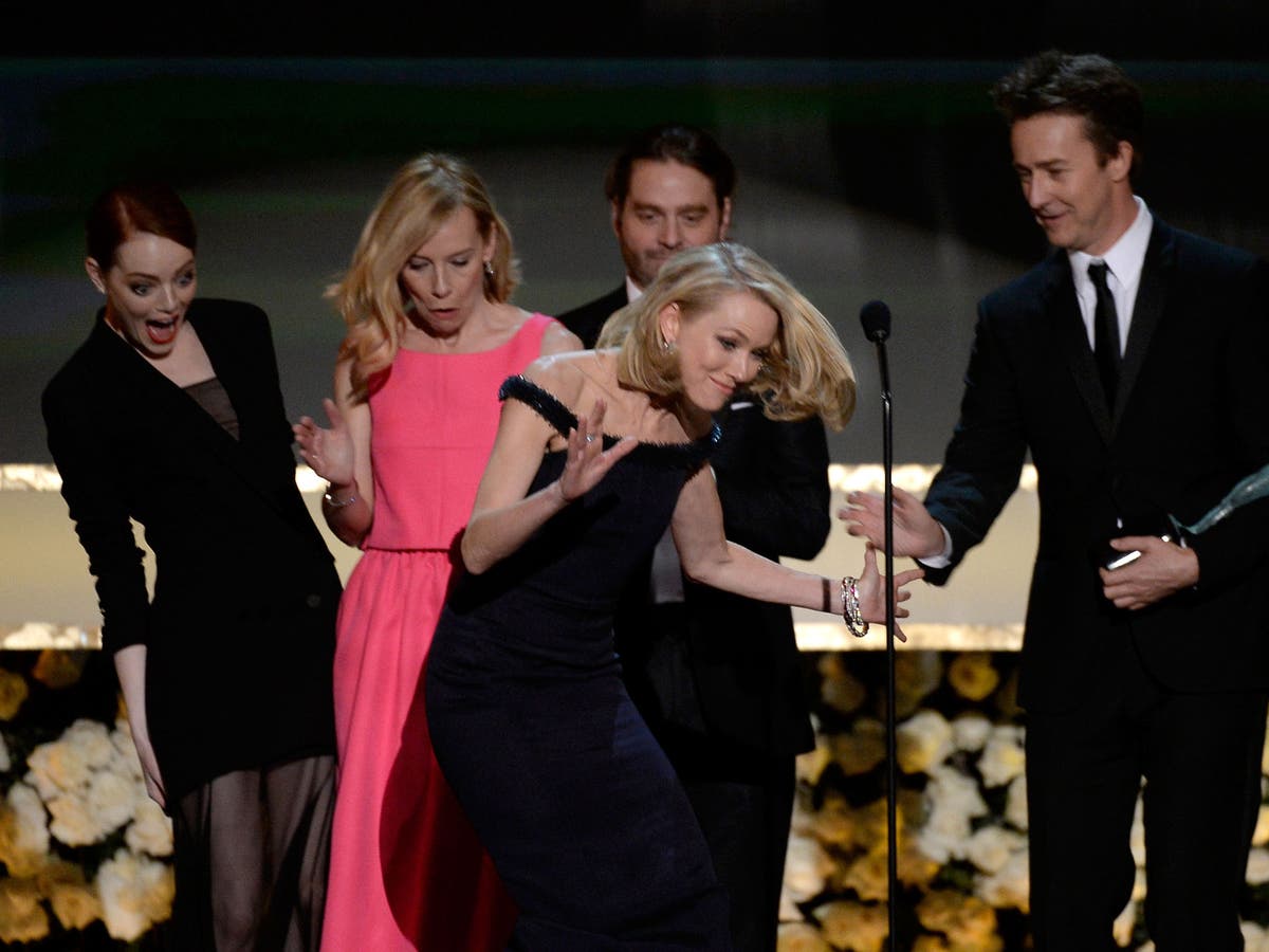 Emma Stone wins the SAG for best apology expression after tripping up ...
