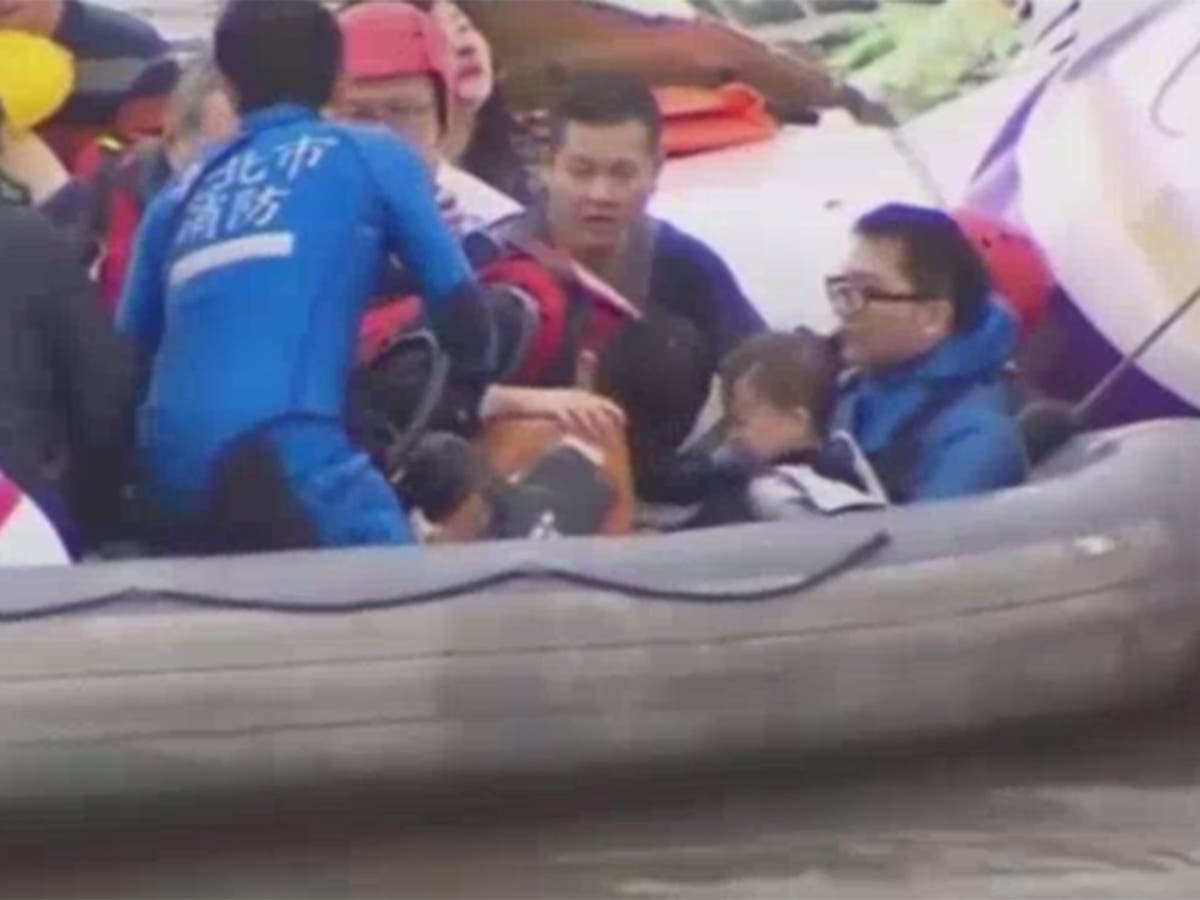 Taiwan TransAsia flight GE235 crash: Amazing video shows toddler ...