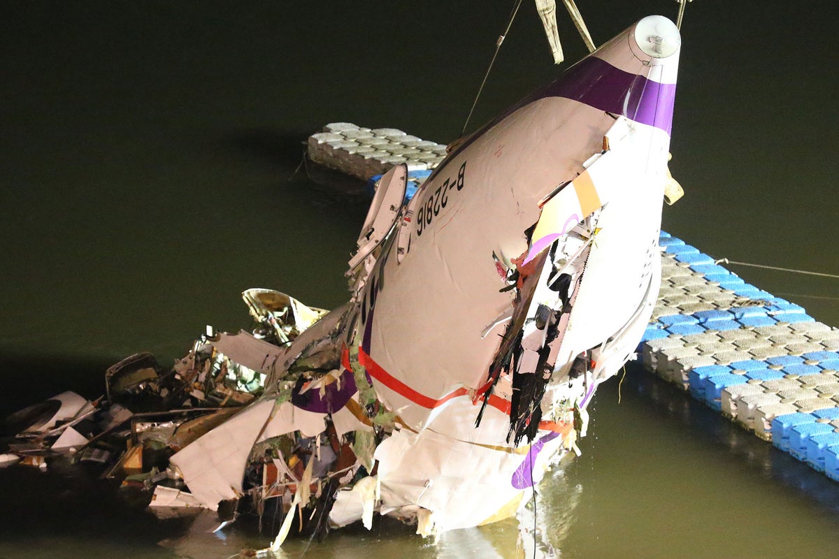 TransAsia crash live: At least 23 killed as flight GE235 hits taxi and ...