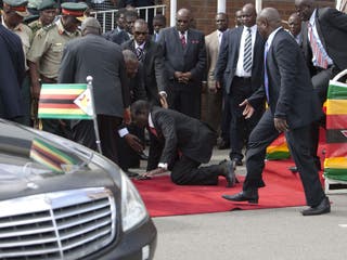 Robert Mugabe falls down stairs, tries to get photographers to delete ...