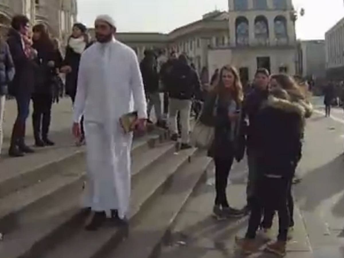 Islam in Italy: Muslim with traditional clothes and Koran insulted and ...