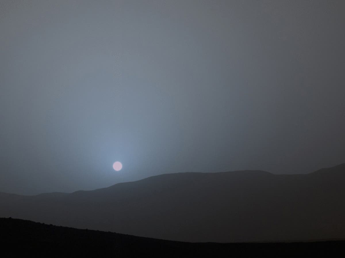 Sunset on Mars: Curiosity rover snaps first colour pictures of red ...