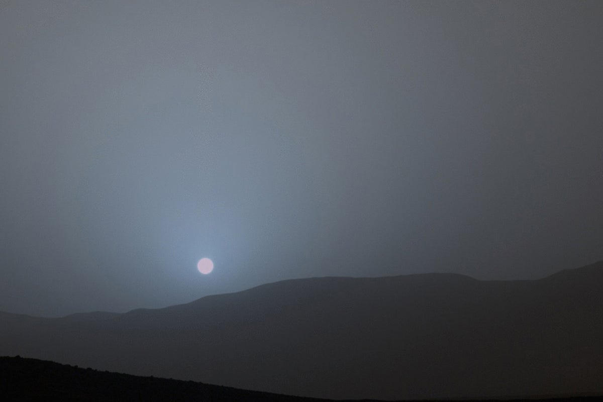Sunset on Mars: Curiosity rover snaps first colour pictures of red ...