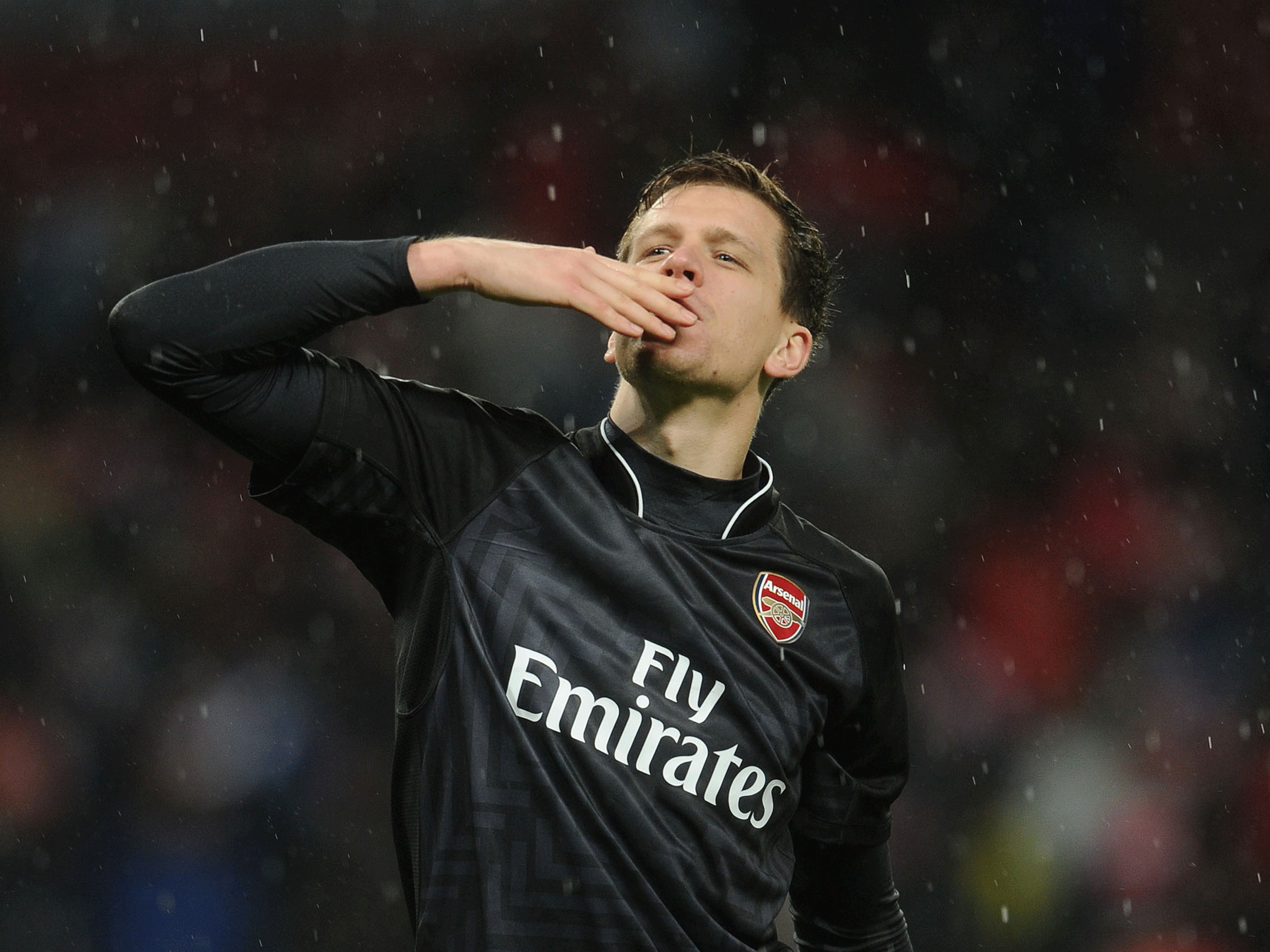 Arsenal goalkeeper Wojciech Szczęsny caught smoking a cigarette, again ...