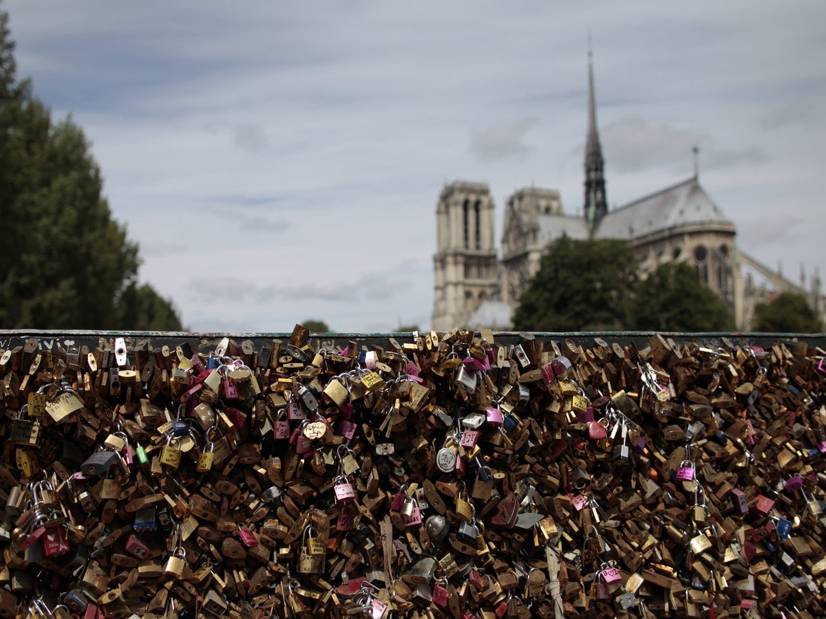Lock Bridge Paris Location