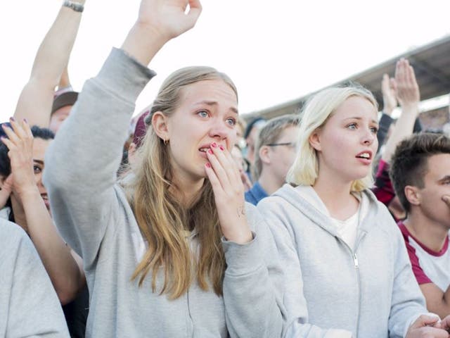 Dave Grohl breaks leg after falling off stage, but returns to finish ...