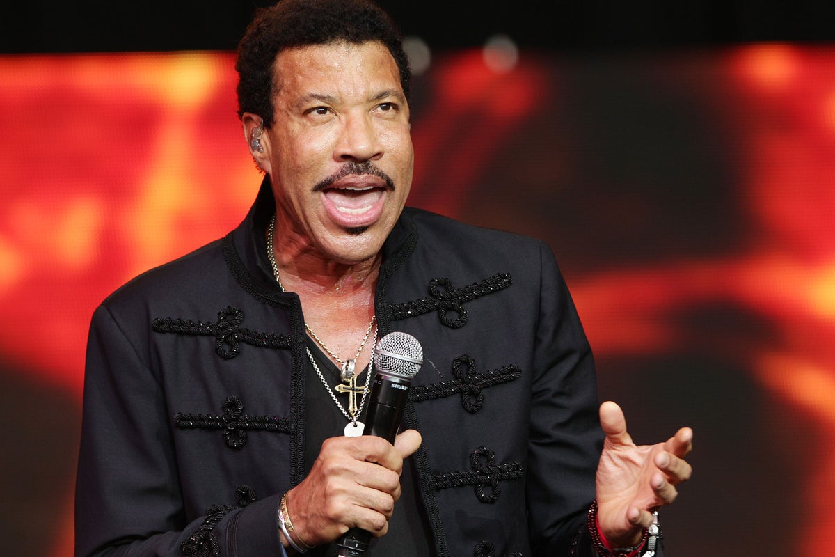 Lionel Richie scores first British No 1 in 23 years before charts move ...