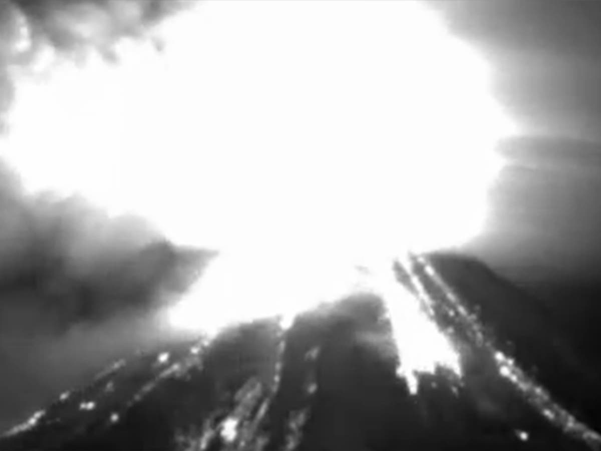 Timelapse video shows Mexico's 'volcano of fire' erupting once more ...