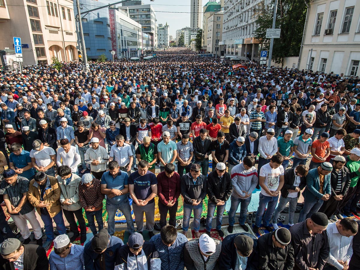Eid al-Fitr 2015: Drone shows huge crowds celebrating the end of ...