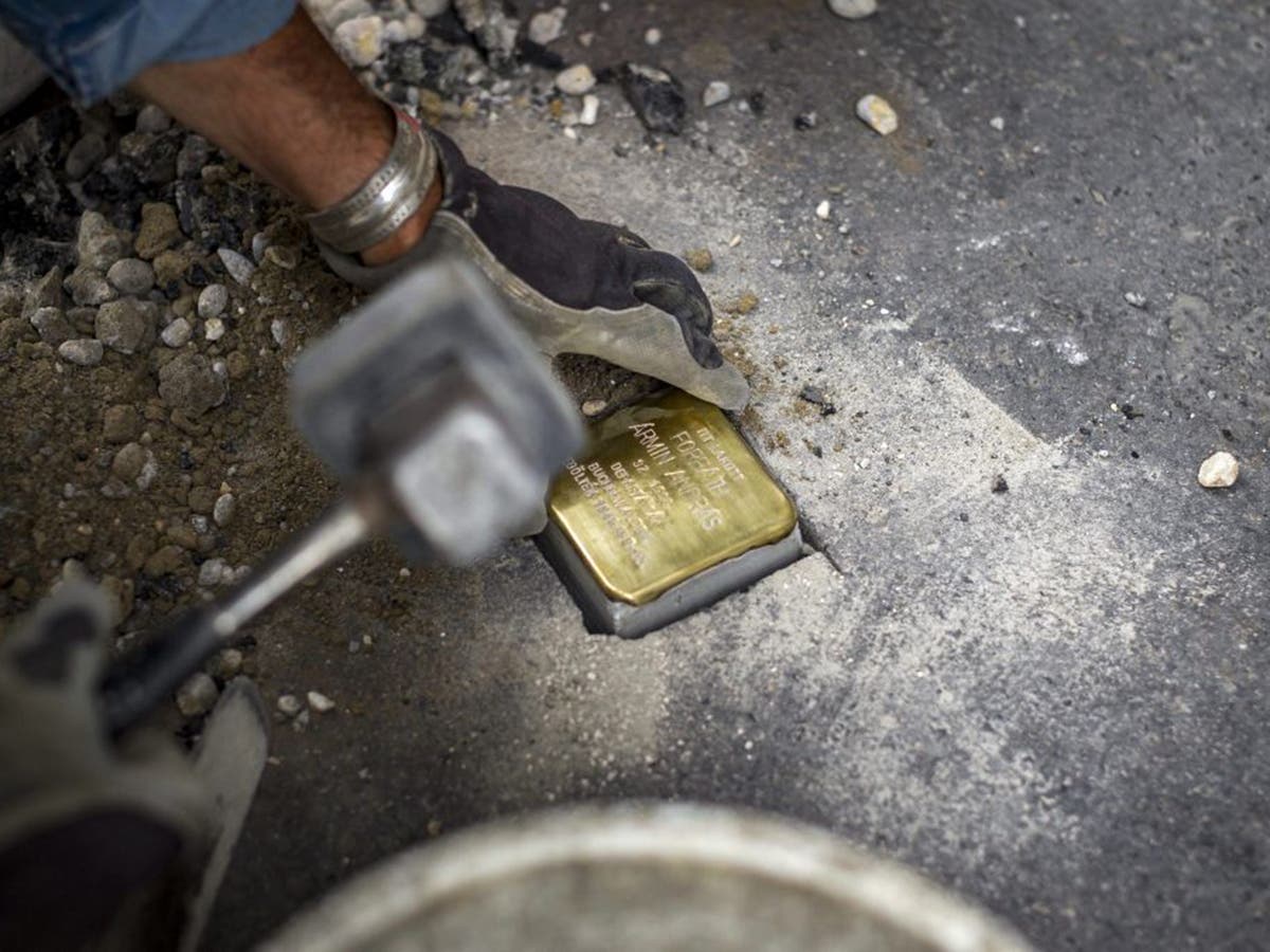 Holocaust memorial plaques: Are Munich's 'stumbling stones' a tribute ...