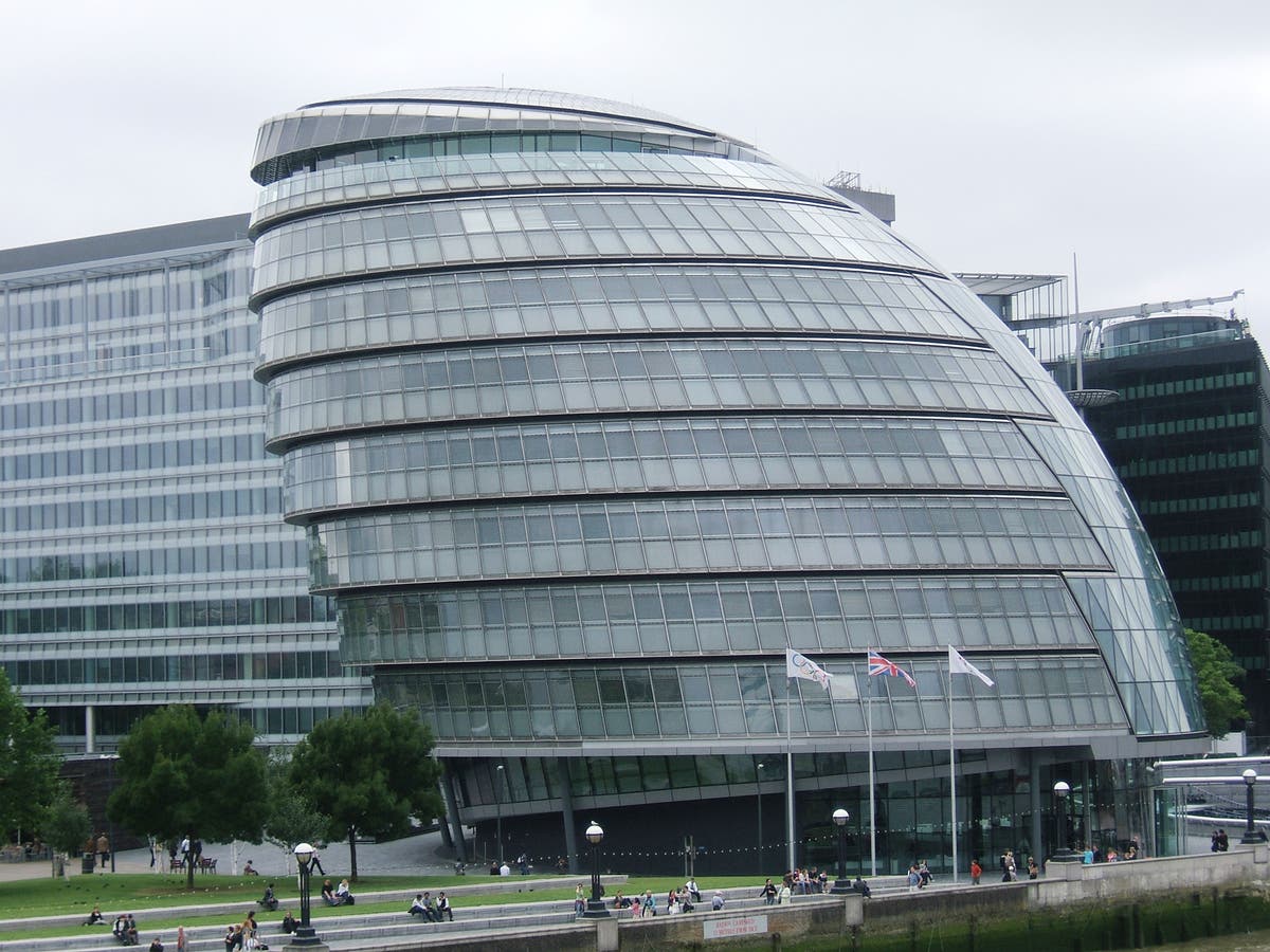 City worker dies in fall from 10th-storey roof terrace next to City ...