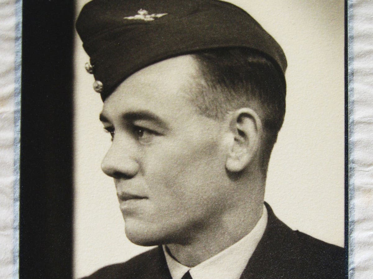 Flight Lieutenant Paul Royle: Pilot who became one of the 76 escapees ...