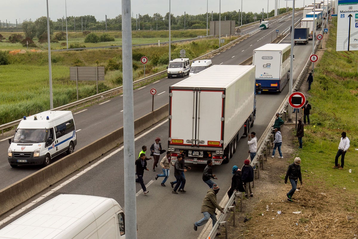 Refugee crisis: Hundreds of migrants storm Calais motorway attempting ...