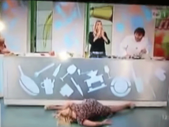 Actress tries to do the splits on live TV but it was a really bad idea ...