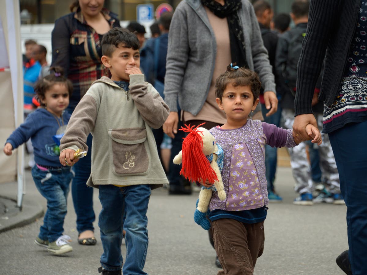 Refugee crisis: Germany 'expecting as many as 10,000' arrivals as ...