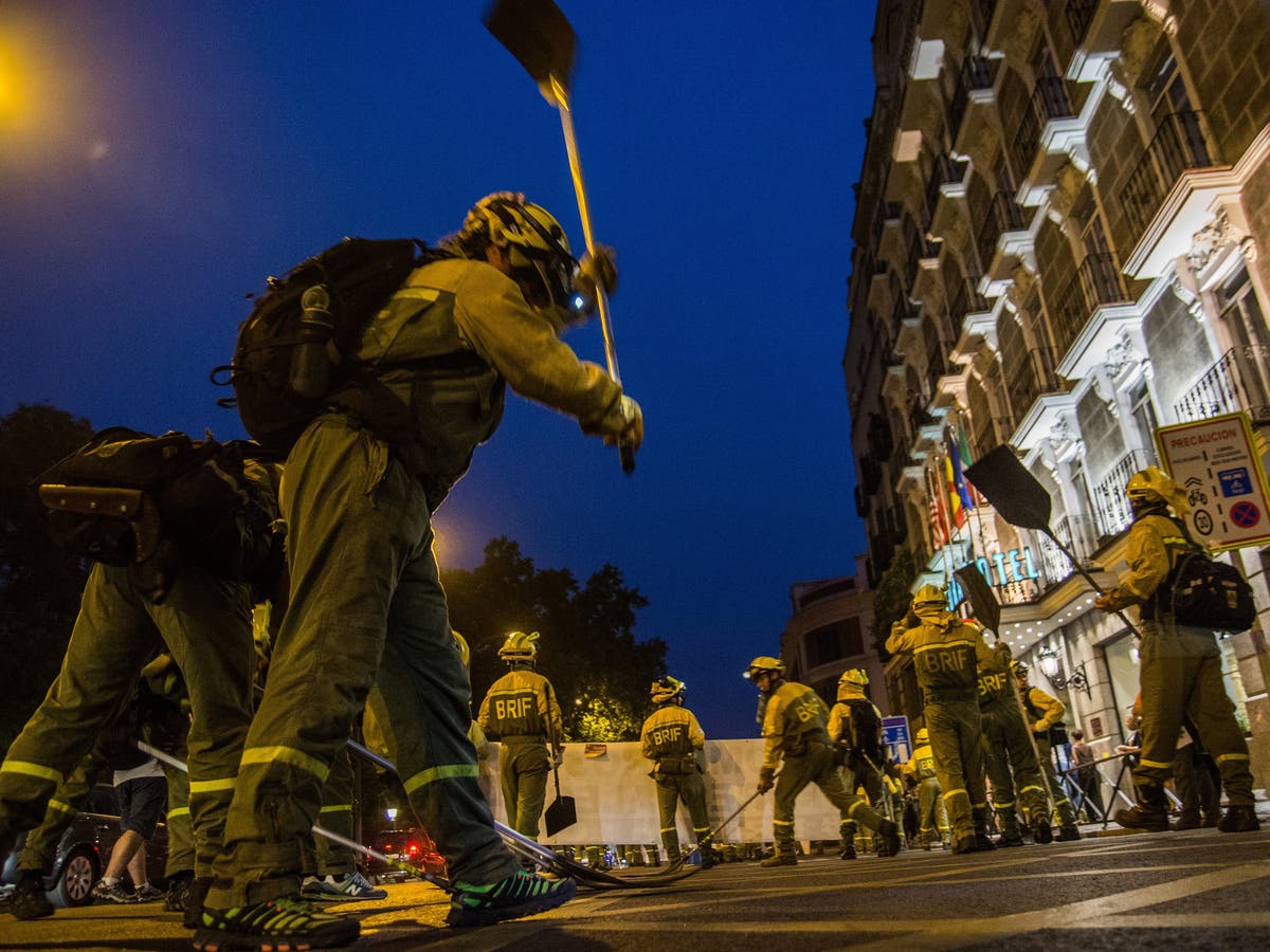 Spanish firefighters protest for better working conditions | The ...