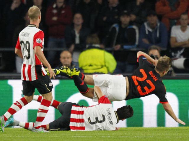 Luke Shaw injury video: Manchester United left-back suffers horrific ...