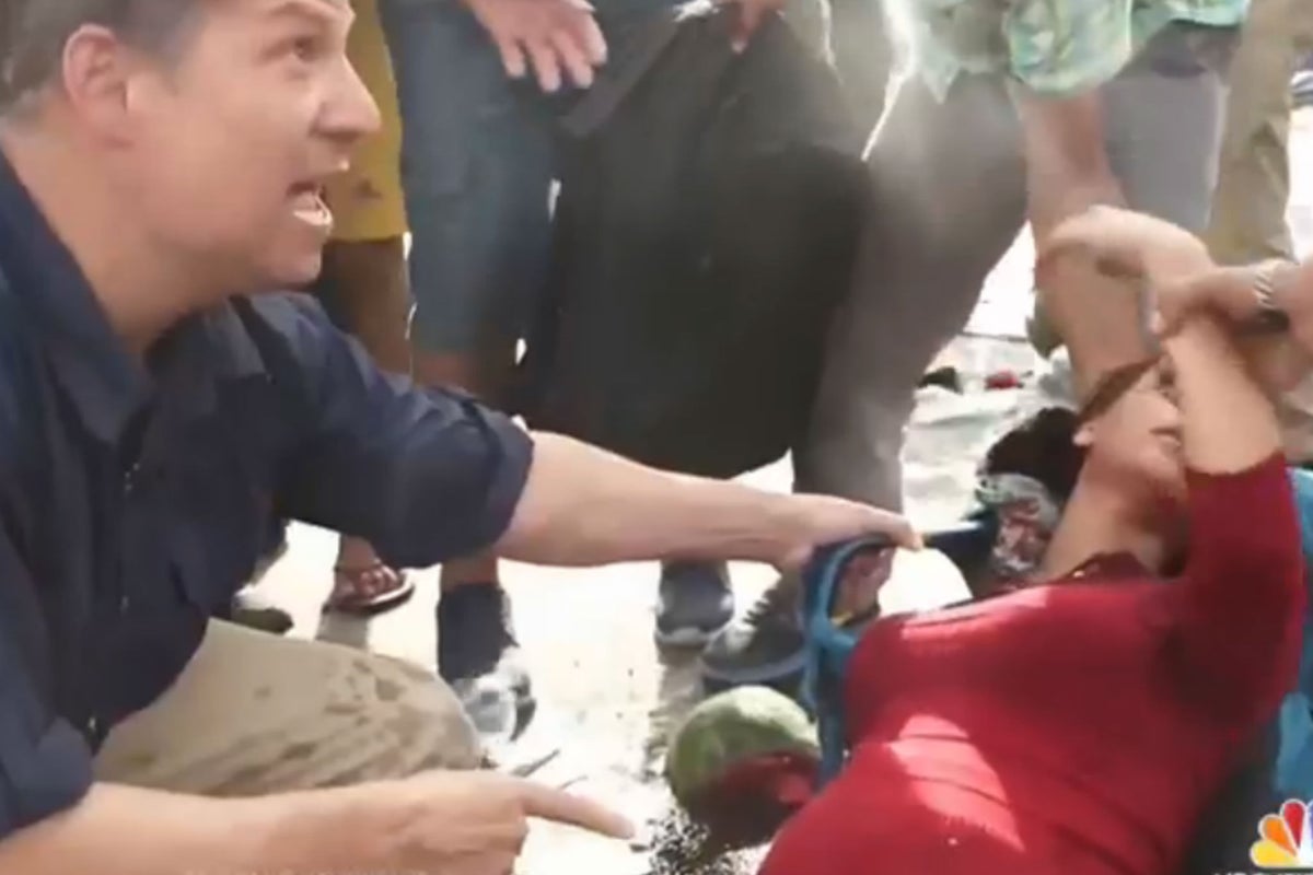 Richard Engel stops broadcast to help pregnant refugee who collapses in ...