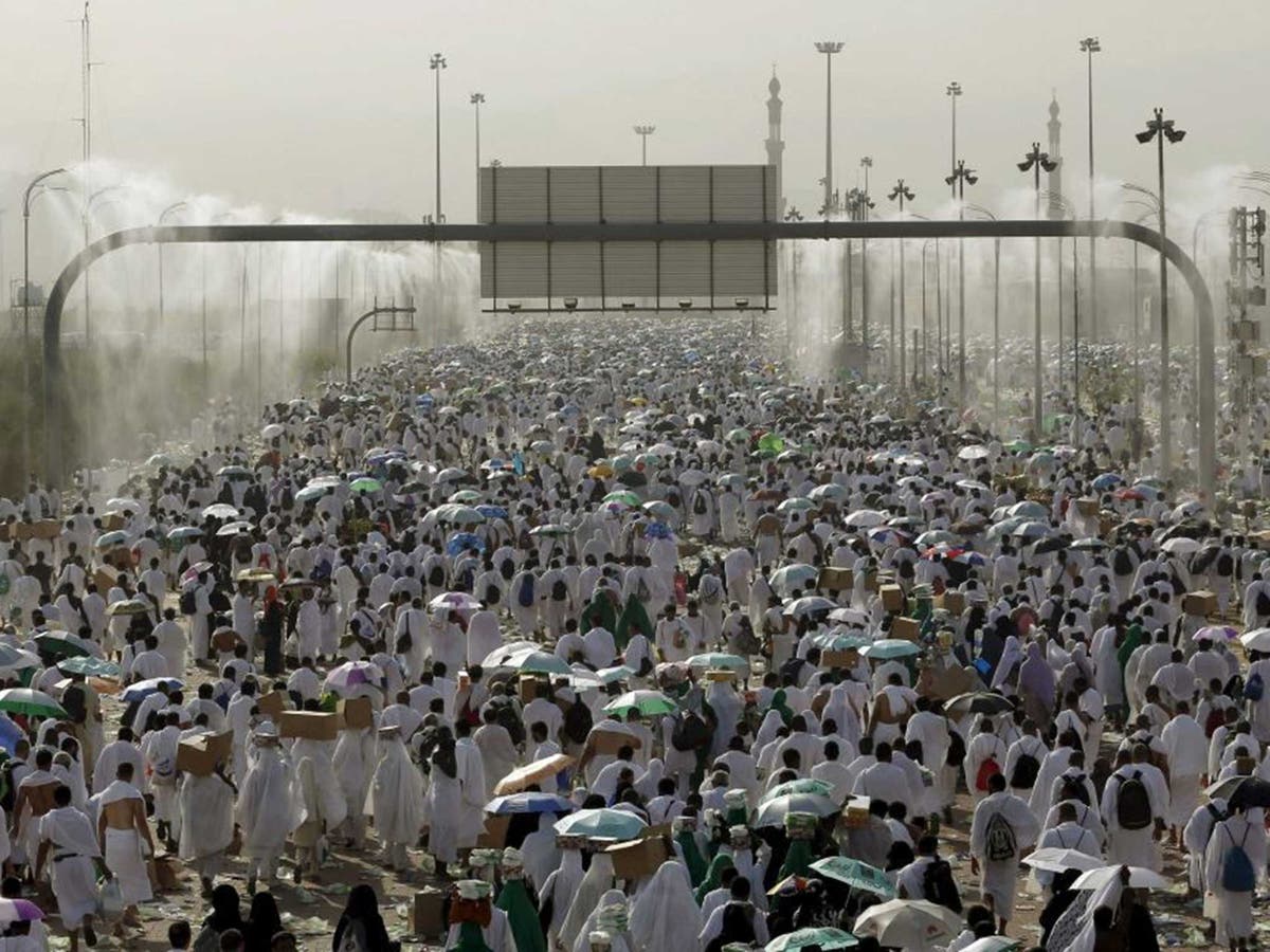 Arafah: Thousands of Muslims walk to Mount Arafat, sharing incredible ...