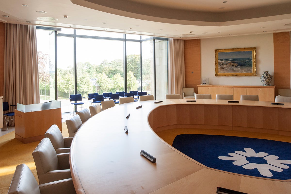 RBS former CEO Fred Goodwin kisses goodbye to his Executive Suite - as ...
