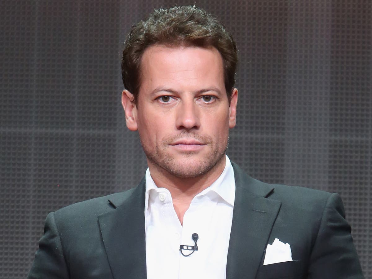 Hollywood actor Ioan Gruffudd 'loses his mind' (and clothes) as Wales ...