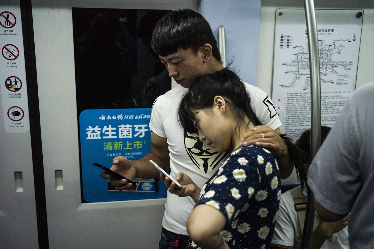 Snubbing people for your mobile phone is leading to higher levels of ...