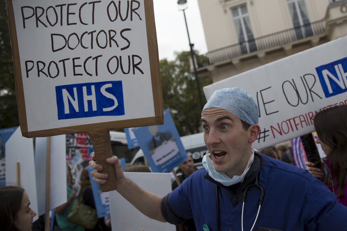 Junior doctors offered 11% pay rise as Jeremy Hunt bids to avoid NHS ...