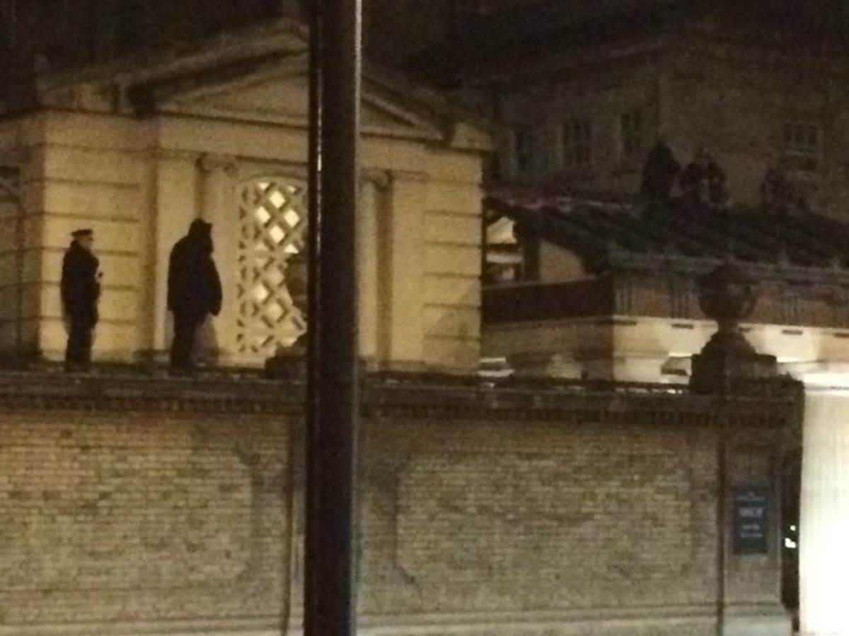 Fathers' rights group climb Buckingham Palace roof | The Independent ...