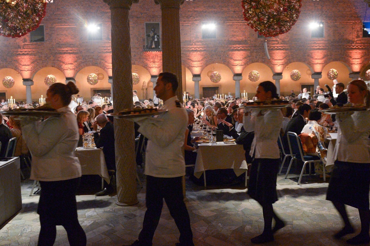 Waiters and waitresses share the most awkward dates they have witnessed ...