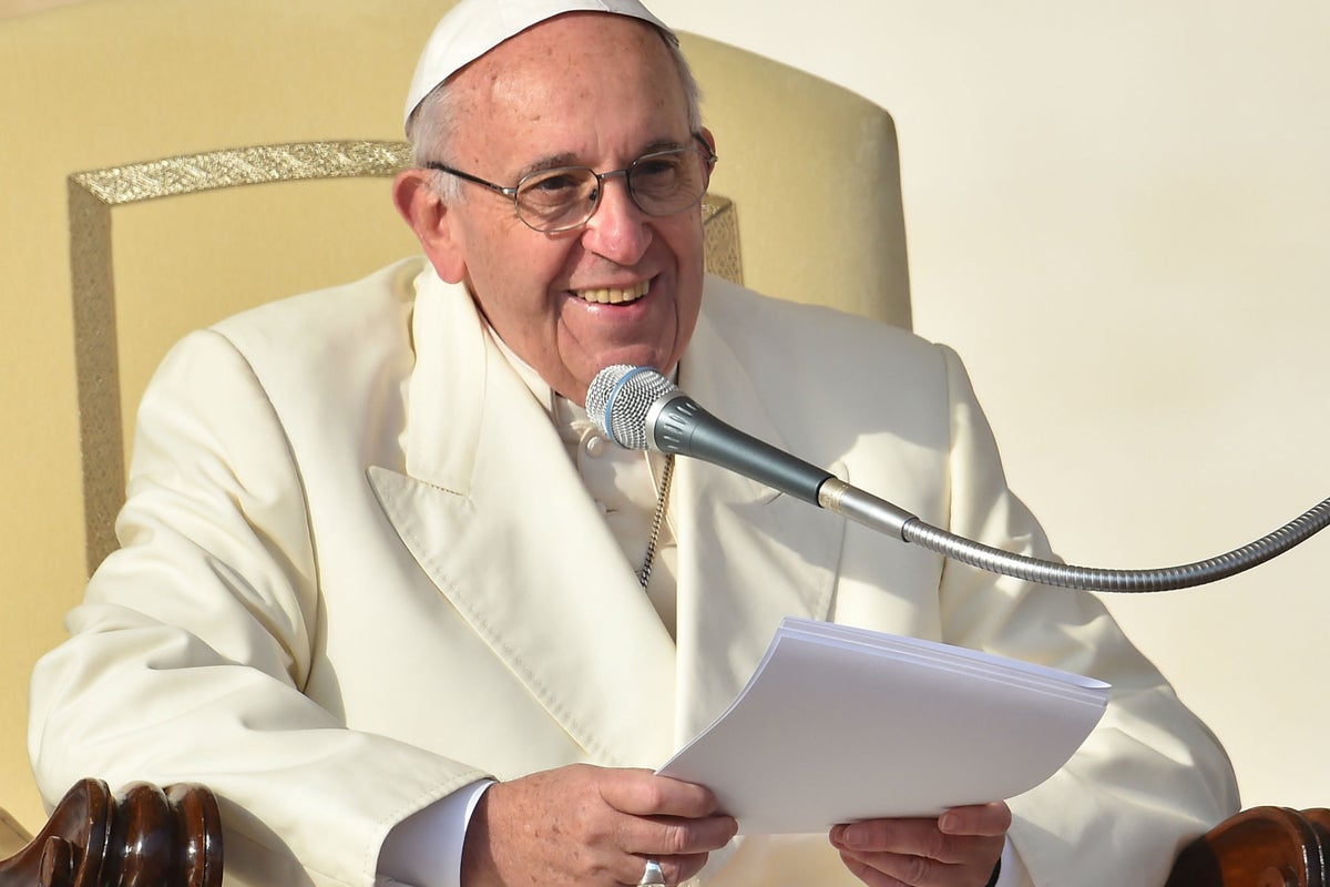 Pope Francis' 'first selfie' revealed as a fake after garnering 10,000 ...