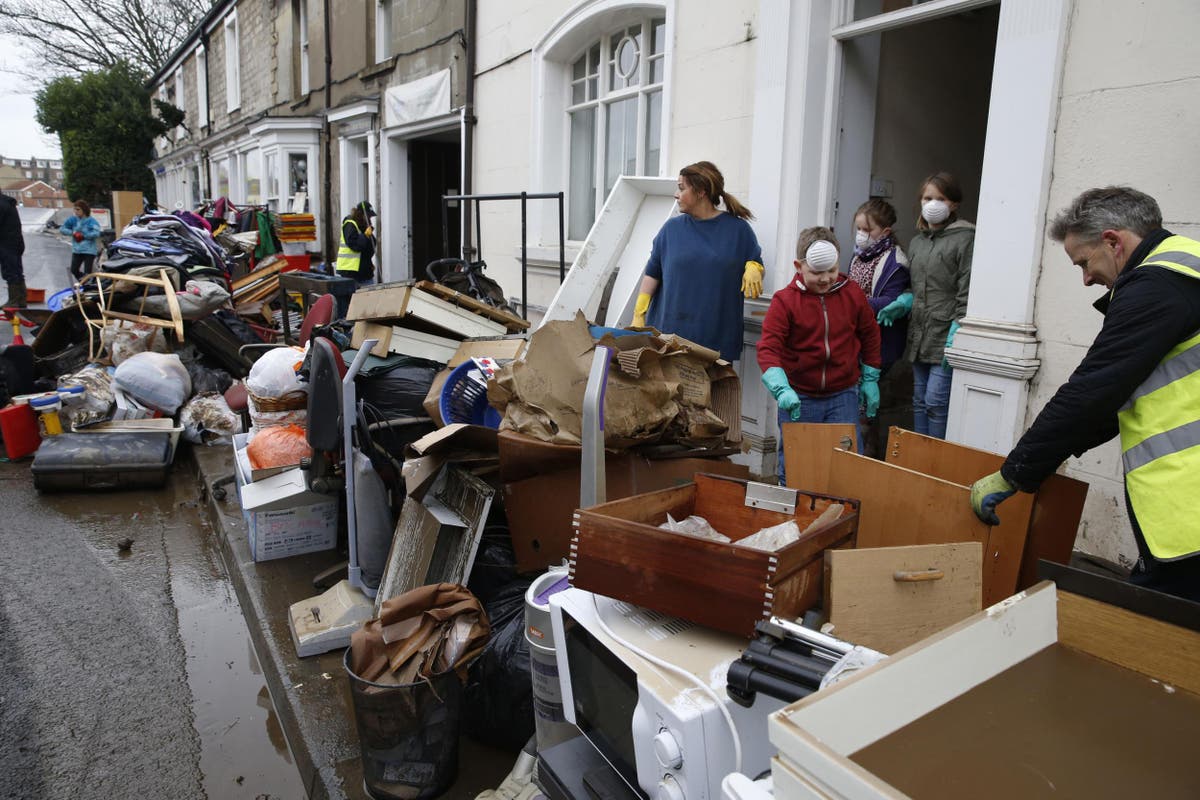 UK flooding: Thieves stealing clothes left out to dry after wet weather ...