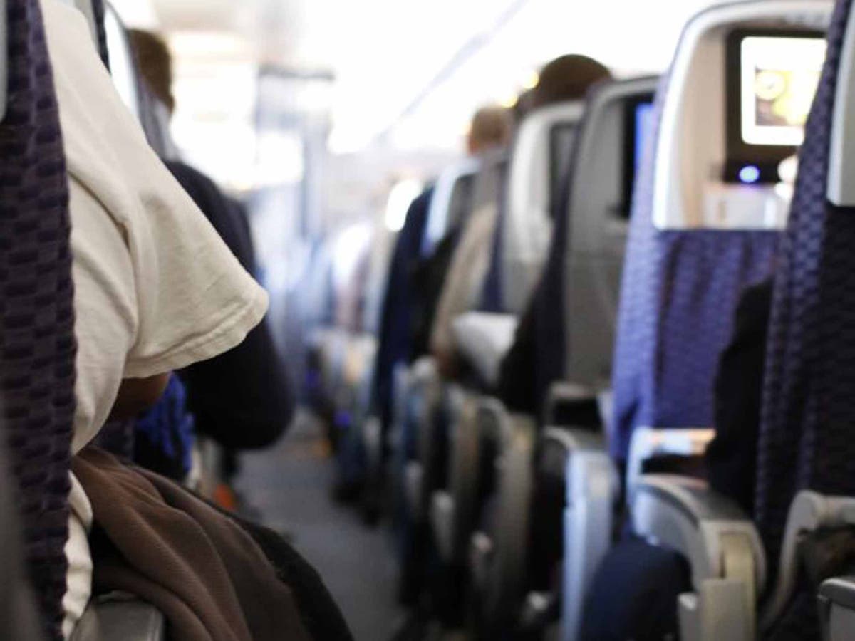 Why planes dim their lights when landing, according to a pilot | The ...