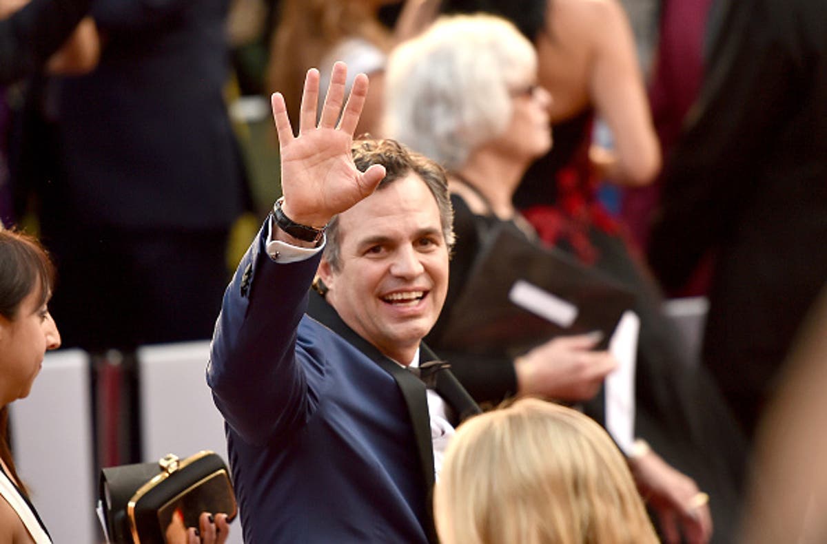 Oscars 2016: Mark Ruffalo and Spotlight team join sexual abuse protest ...
