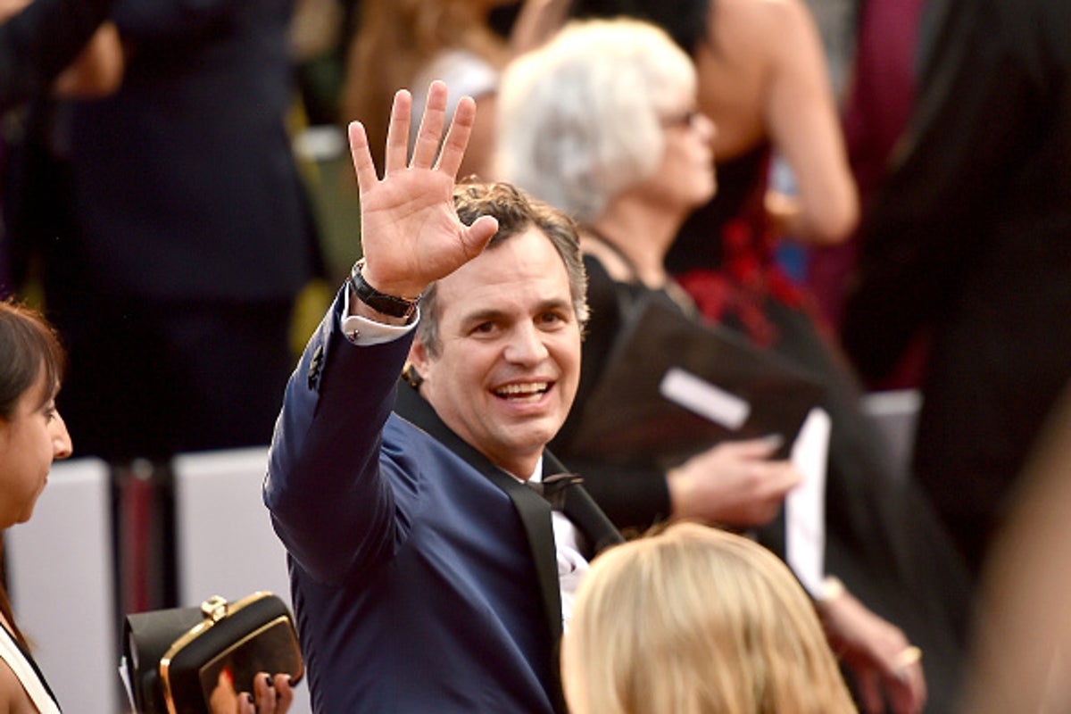 Oscars 2016: Mark Ruffalo and Spotlight team join sexual abuse protest ...