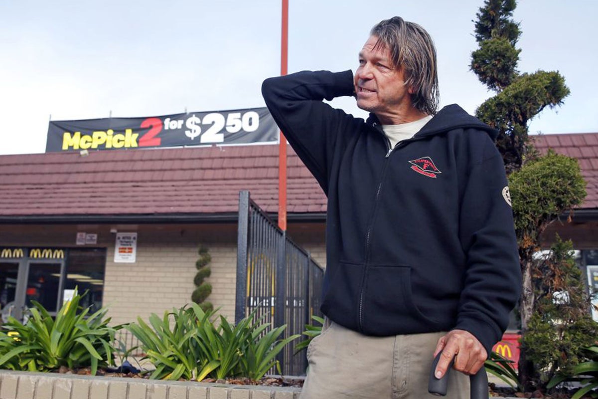 Homeless man receives $100,000 reward after helping police capture ...