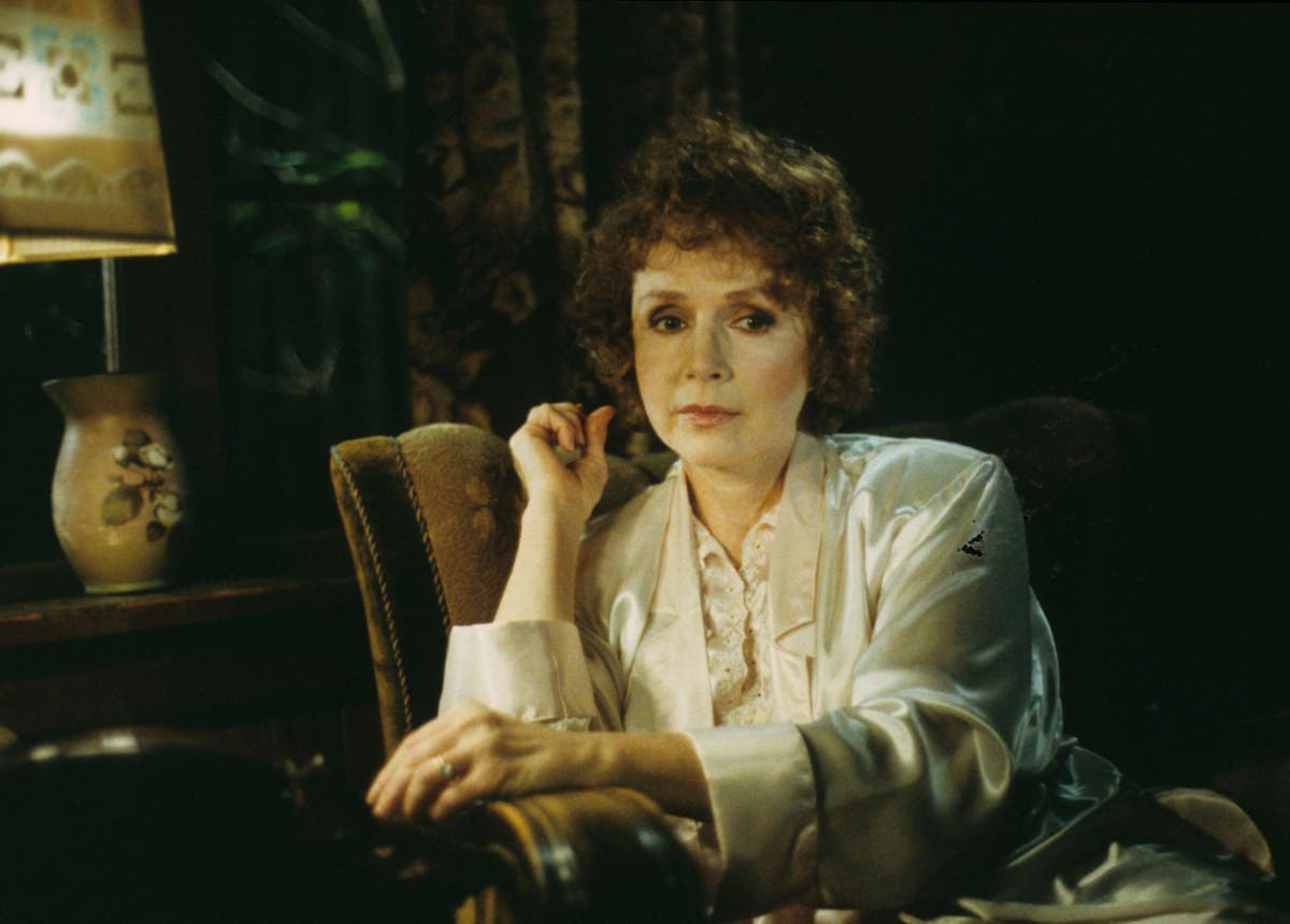 Twin Peaks Originals Piper Laurie And Joan Chen Werent Contacted By 2908