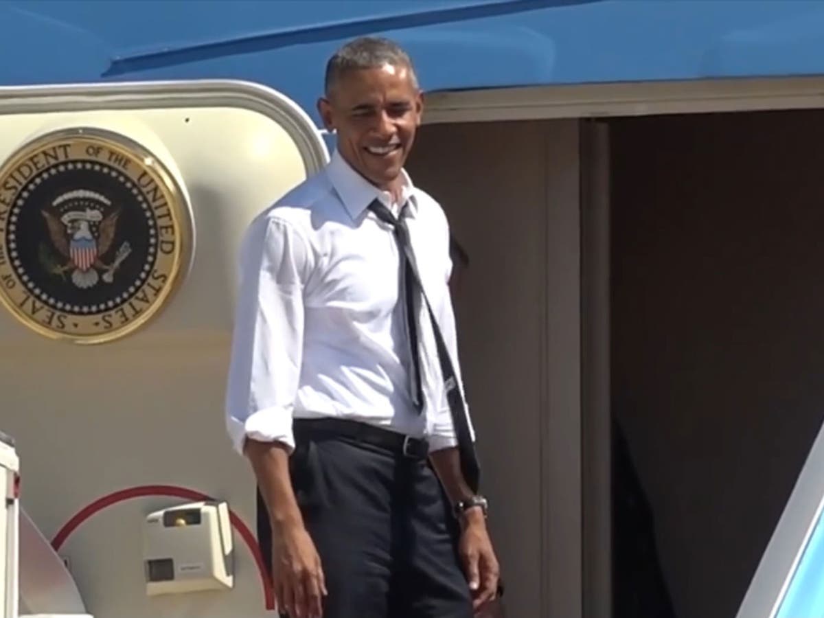 Video shows Barack Obama trying and failing to get Bill Clinton to ...