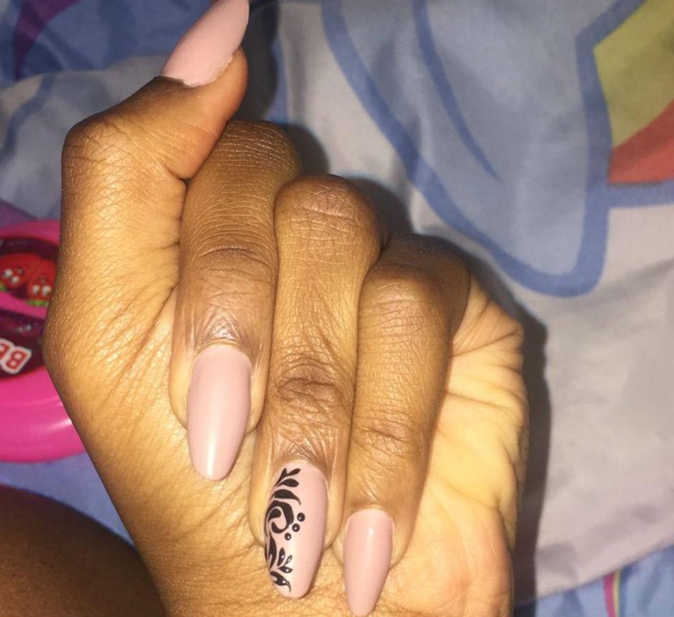 This girl took a photo of her nails and became a viral sensation ...