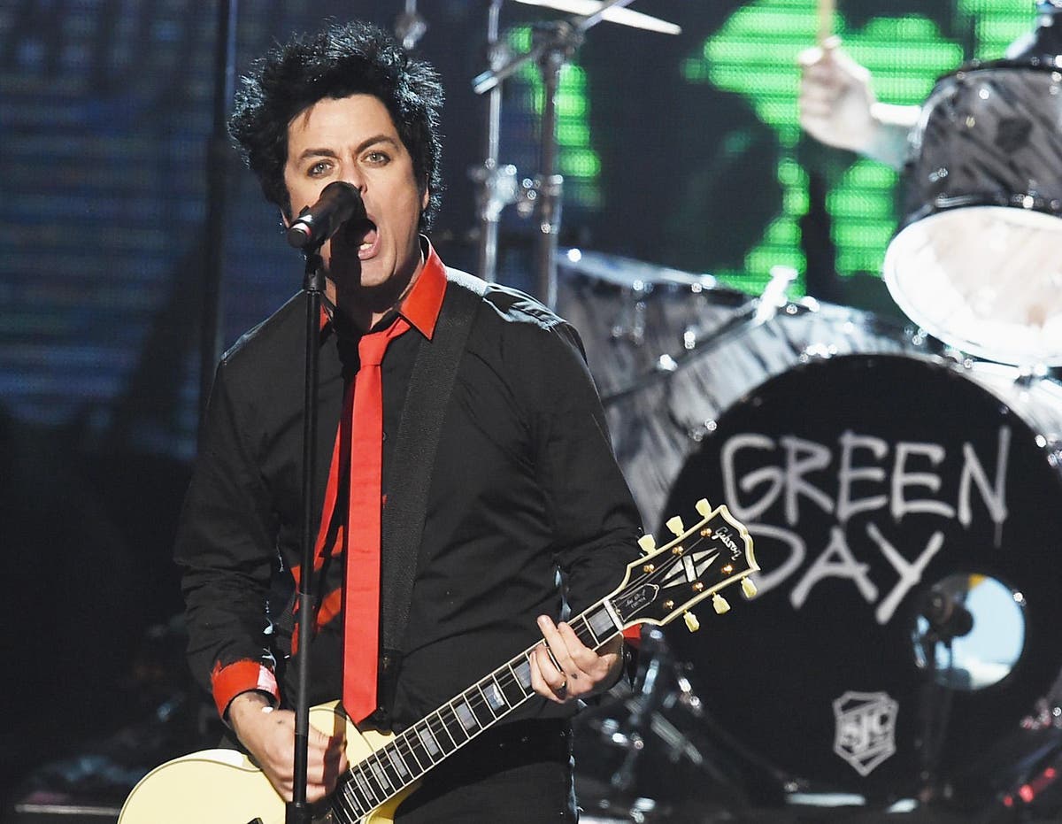 Green Day led an anti-Donald Trump chant during American Music Awards ...
