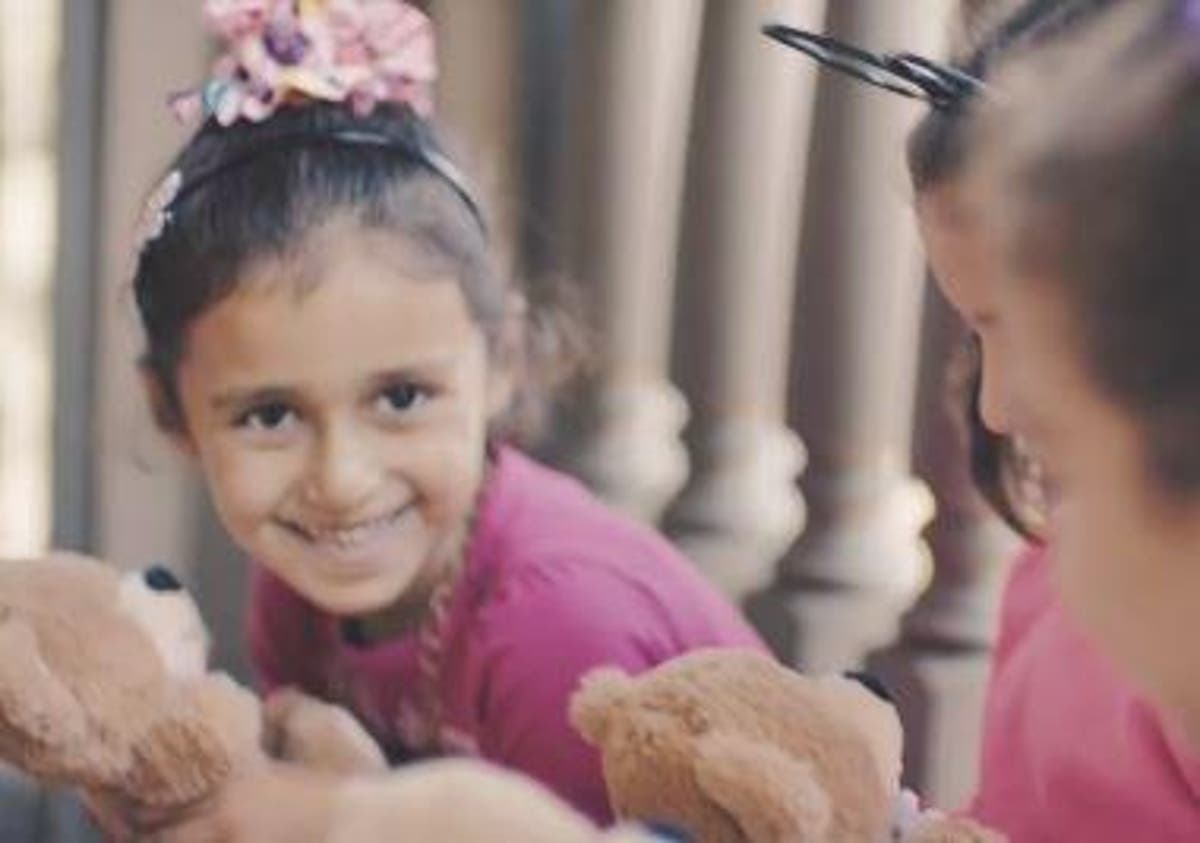 Canadian teddy bear makes Syrian refugees feel welcome by teaching them ...